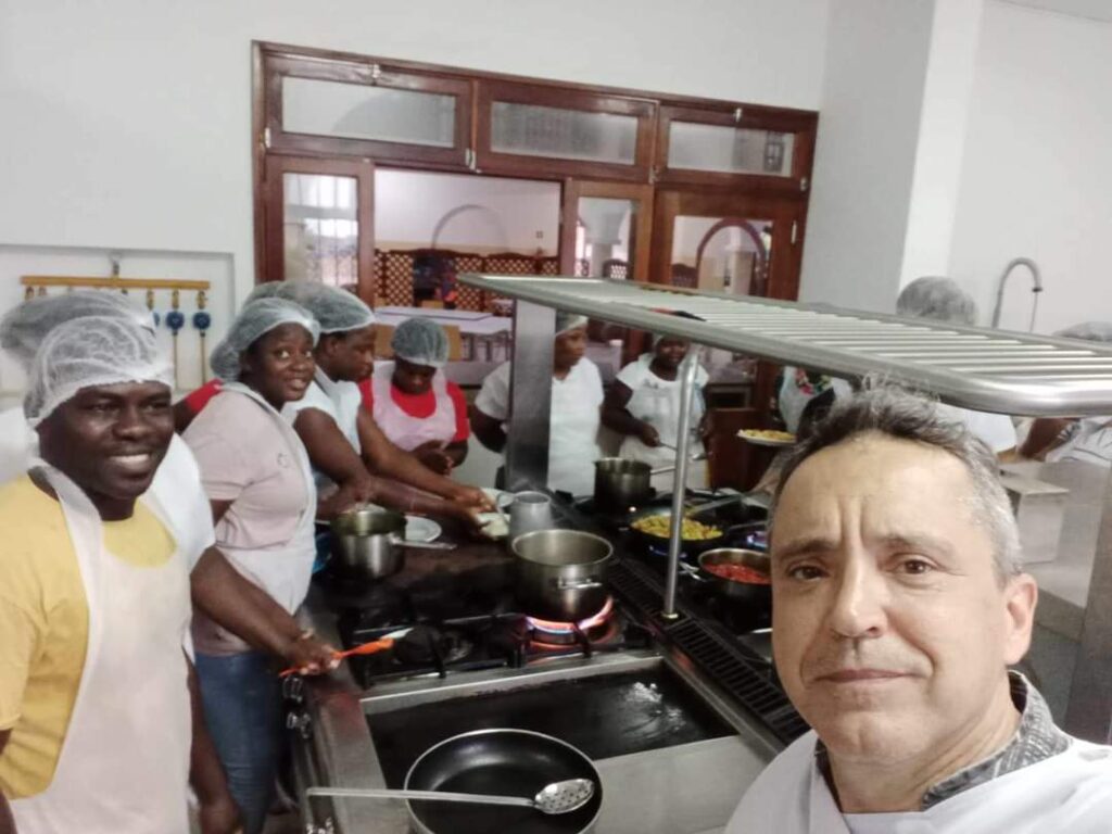 Escola de hotelaria e turismo forma 16 migrantes em Cozinha e ...